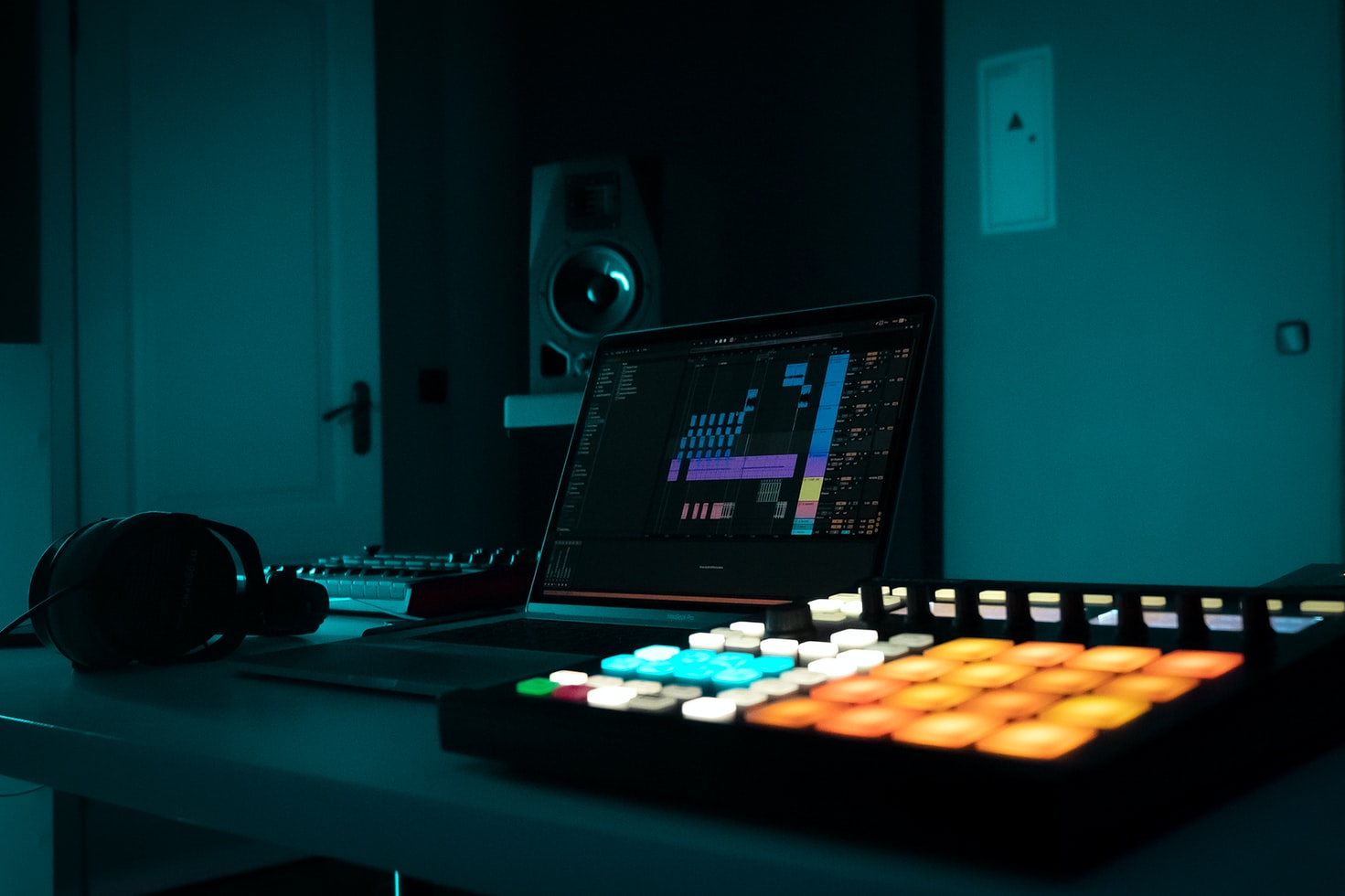 Native Instruments : la creation musicale dans une groovebox autonome